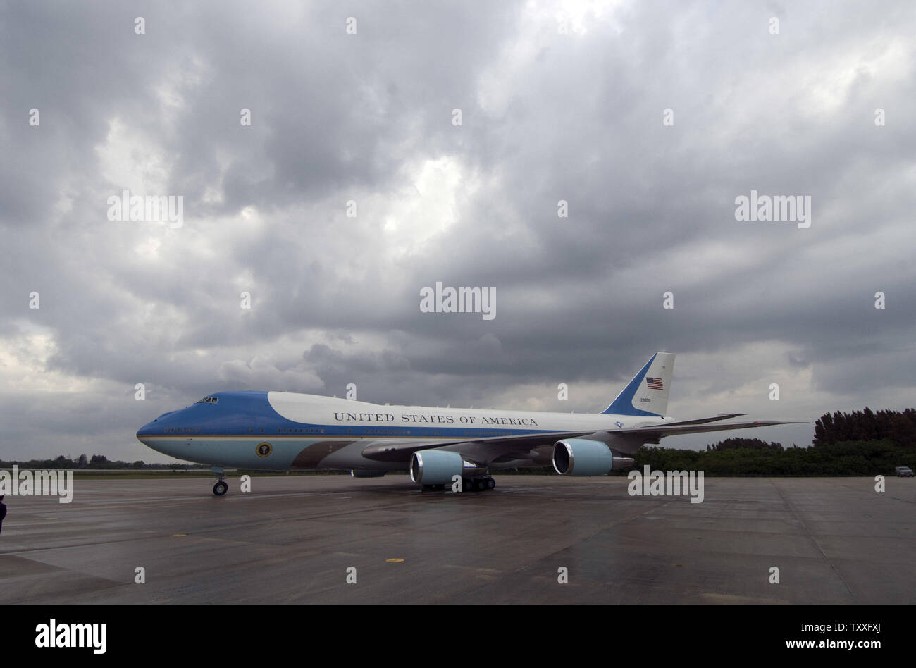 Air Force One prepares to depart from the NASA's Kennedy Space Center ...
