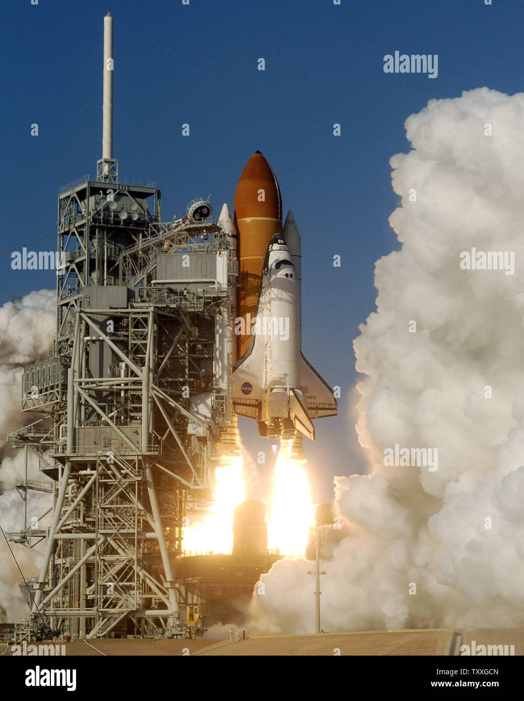NASA's Space Shuttle "Discovery" launches on its final mission, STS 133 ...