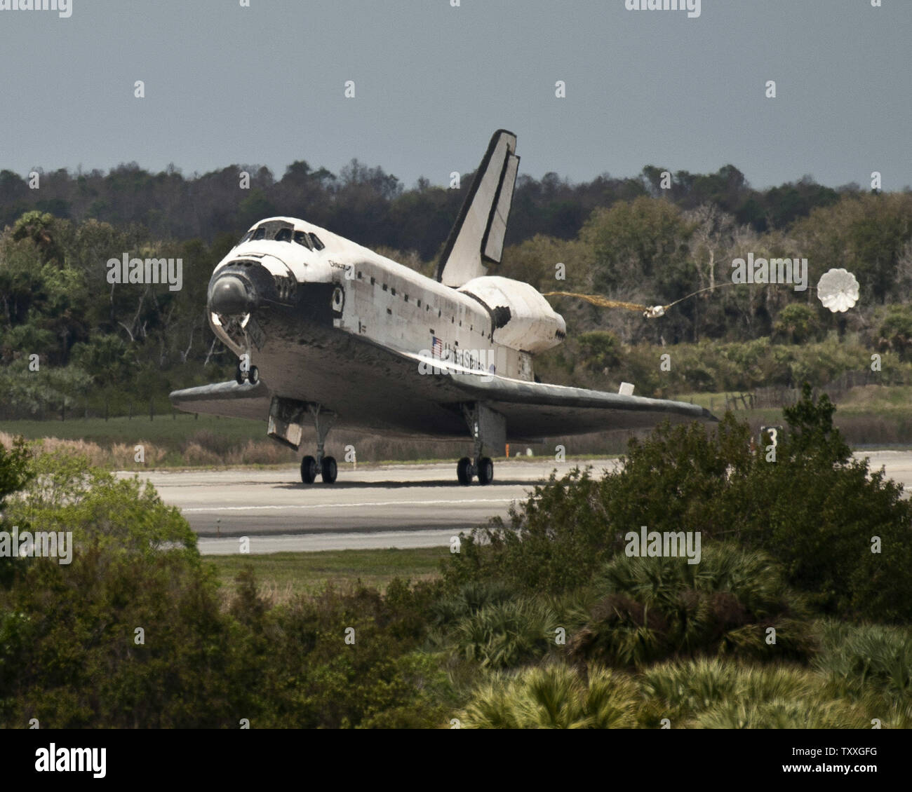 NASA's Space Shuttle "Discovery" touches down on Runway 15 at the ...
