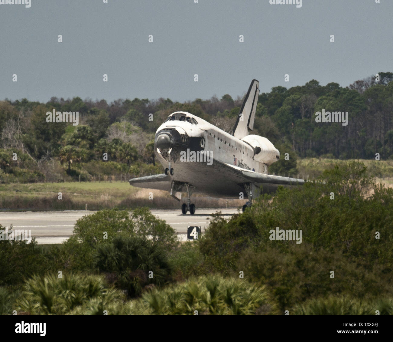 NASA's Space Shuttle "Discovery" touches down on Runway 15 at the ...
