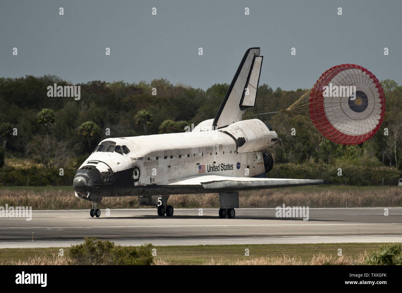 NASA's Space Shuttle "Discovery" touches down on Runway 15 at the ...