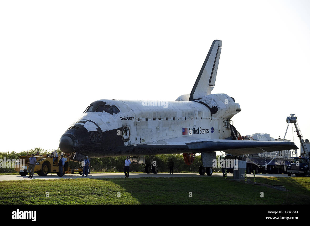NASA's Space Shuttle "Discovery" rolls back to the Orbiter Processing ...