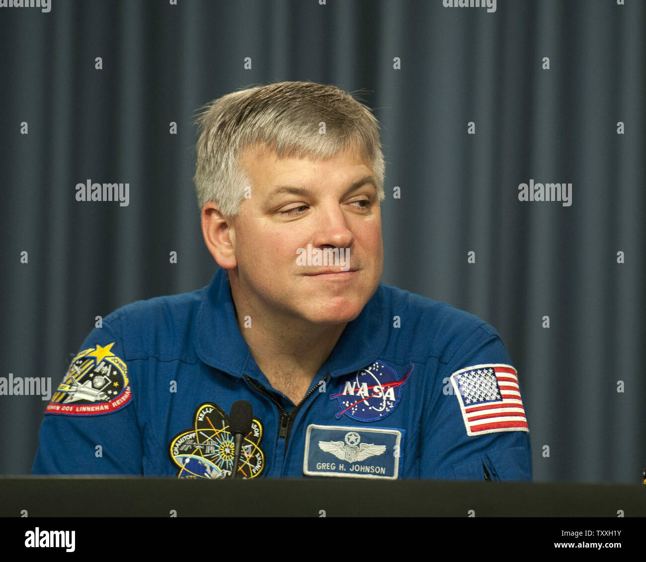 Pilot of STS 134, Greg Johnson attends a post flight press conference ...
