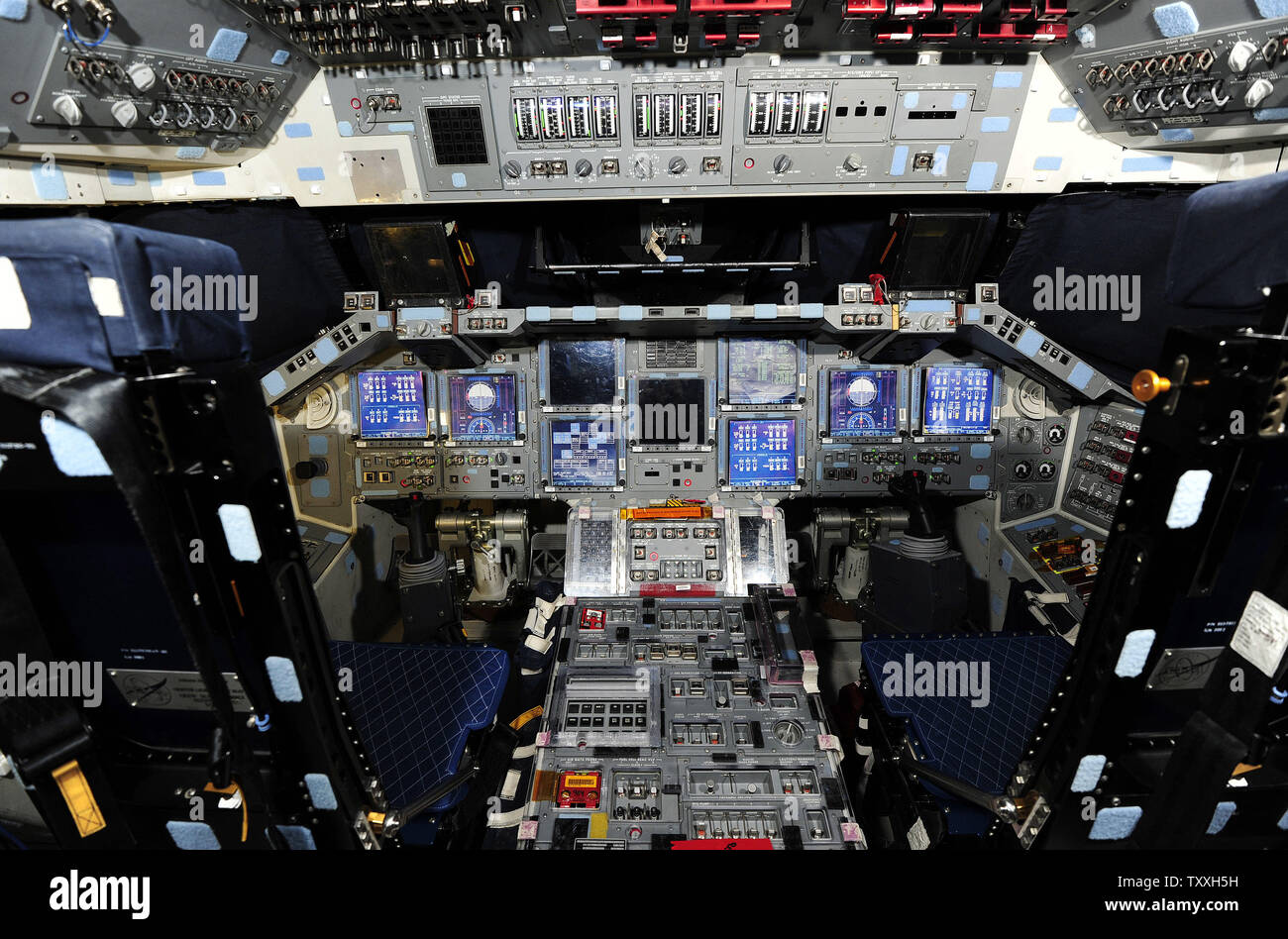 Space shuttle discovery flight deck hi-res stock photography and images ...