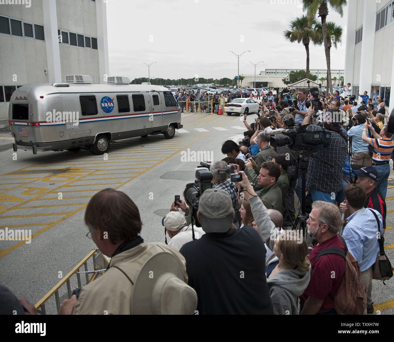 Sts 40 crew hi-res stock photography and images - Alamy