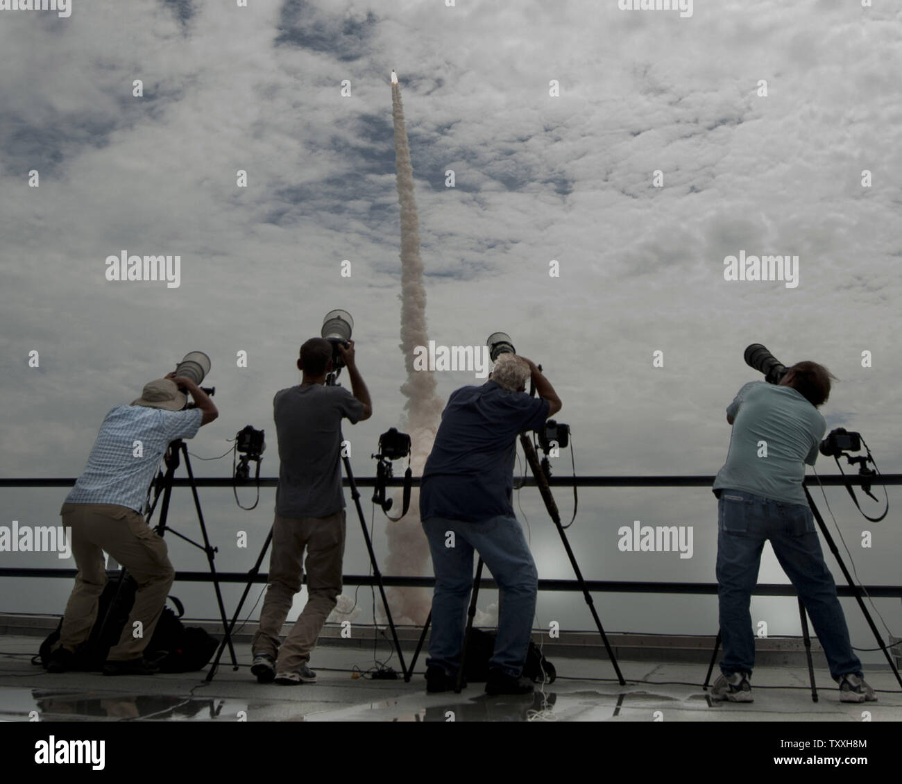 From the roof of the Vehicle Assembly Building, photographers capture ...