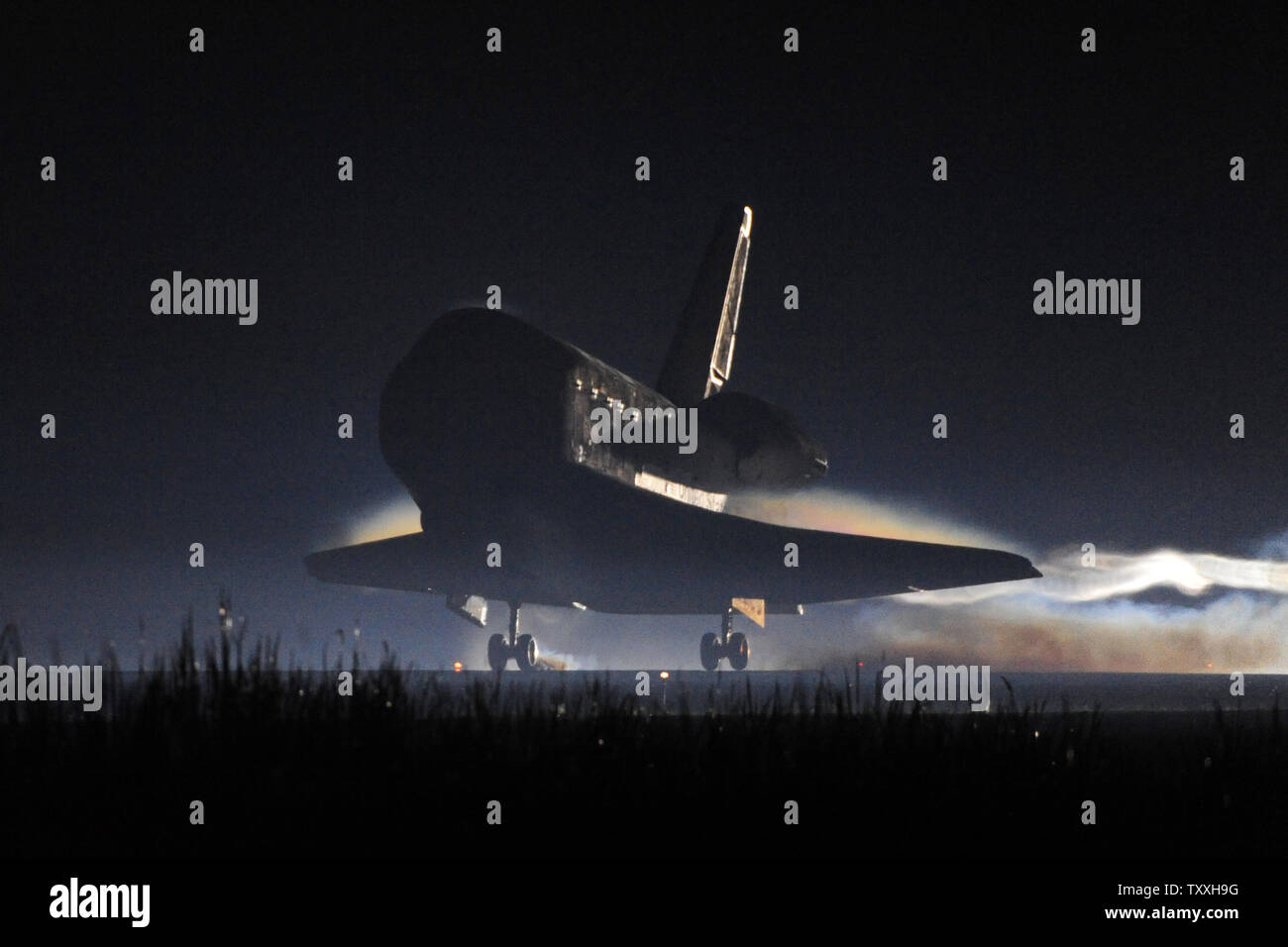 Final space shuttle landing hi-res stock photography and images - Alamy
