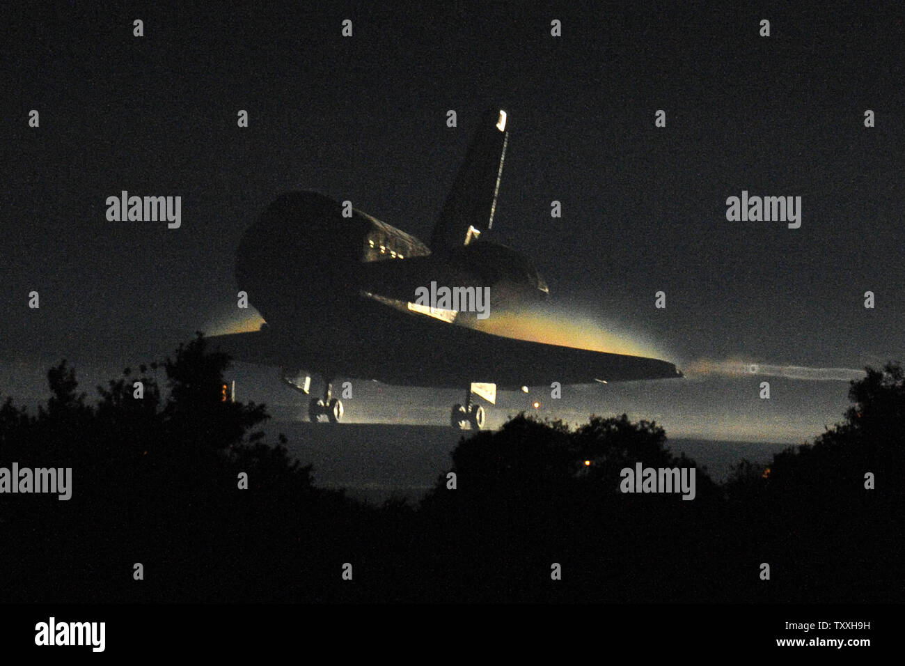 Final space shuttle landing hi-res stock photography and images - Alamy