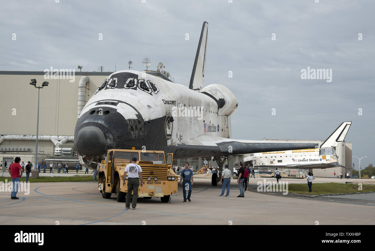 NASA's orbiters "Discovery" (foregrund) and "Atlantis" pass each other ...