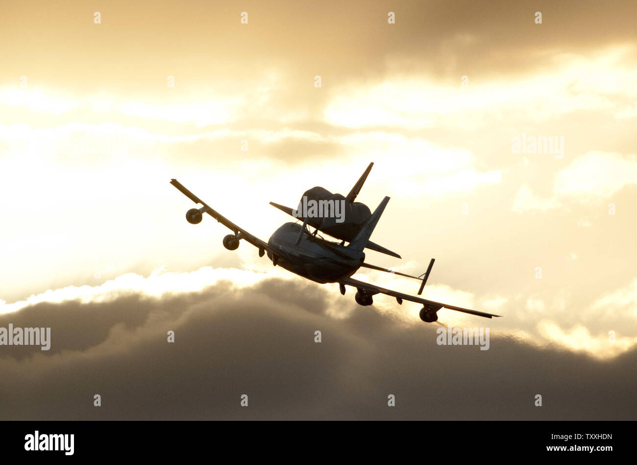 NASA's space shuttle "Discovery" and its Boeing 747 Shuttle Carrier ...