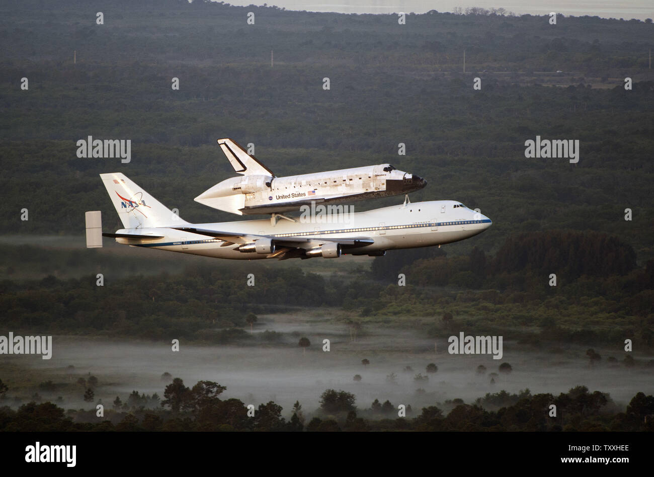 Boeing 747 shuttle carrier aircraft hi-res stock photography and images ...