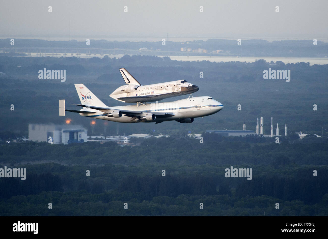 Space shuttle on boeing 747 hi-res stock photography and images - Alamy
