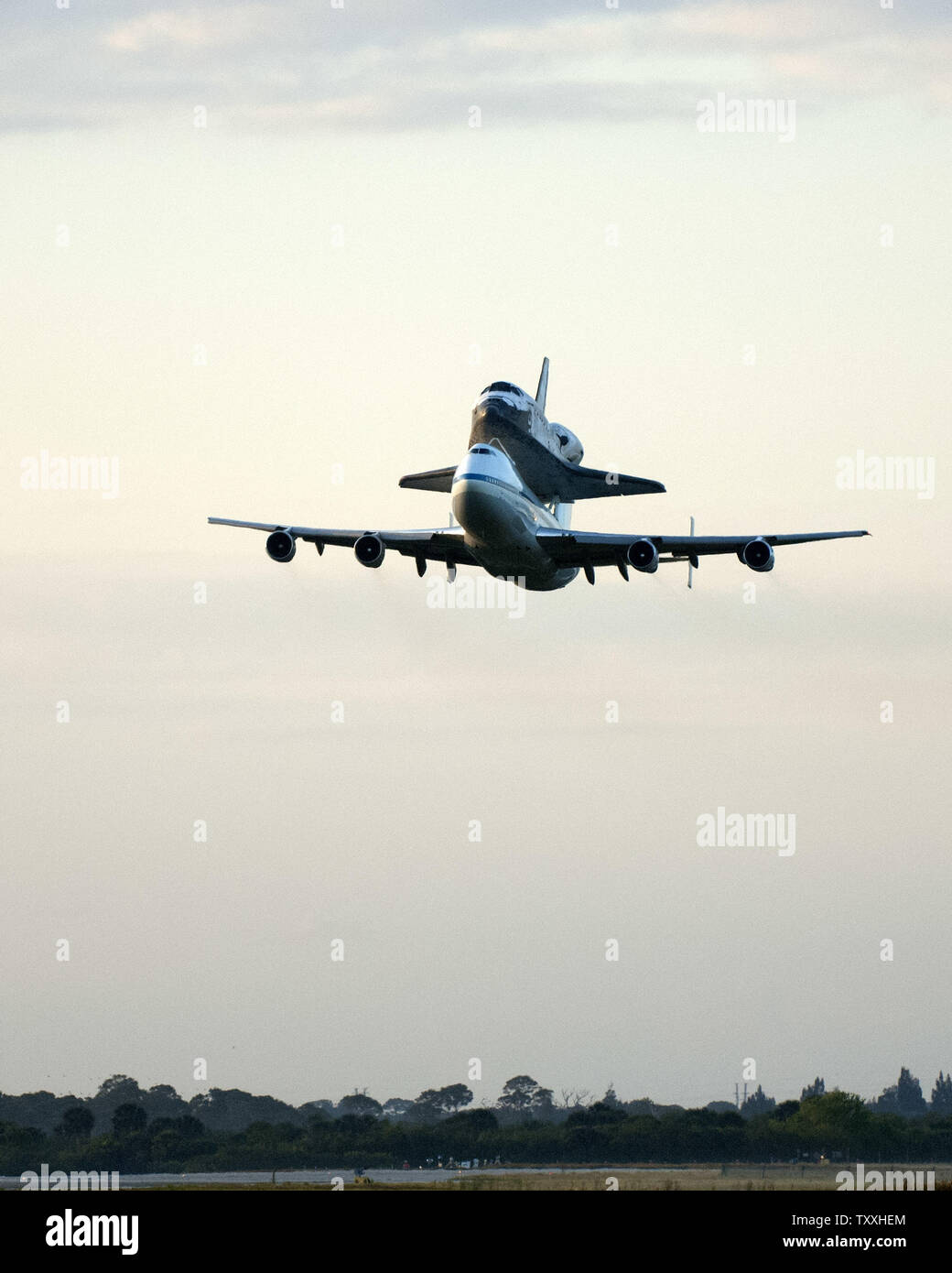 Space shuttle on boeing 747 hi-res stock photography and images - Alamy