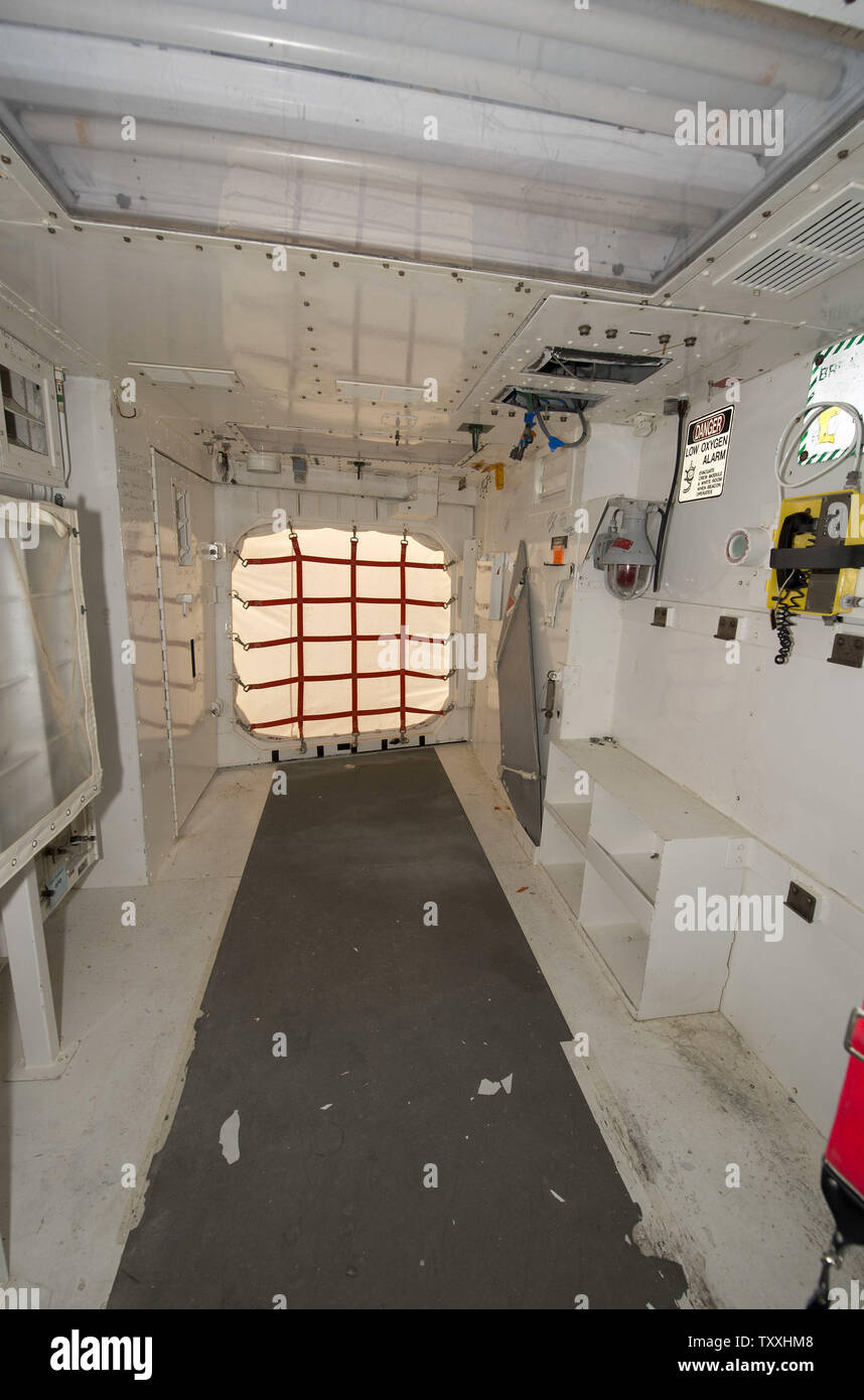 White room nasa hi-res stock photography and images - Alamy