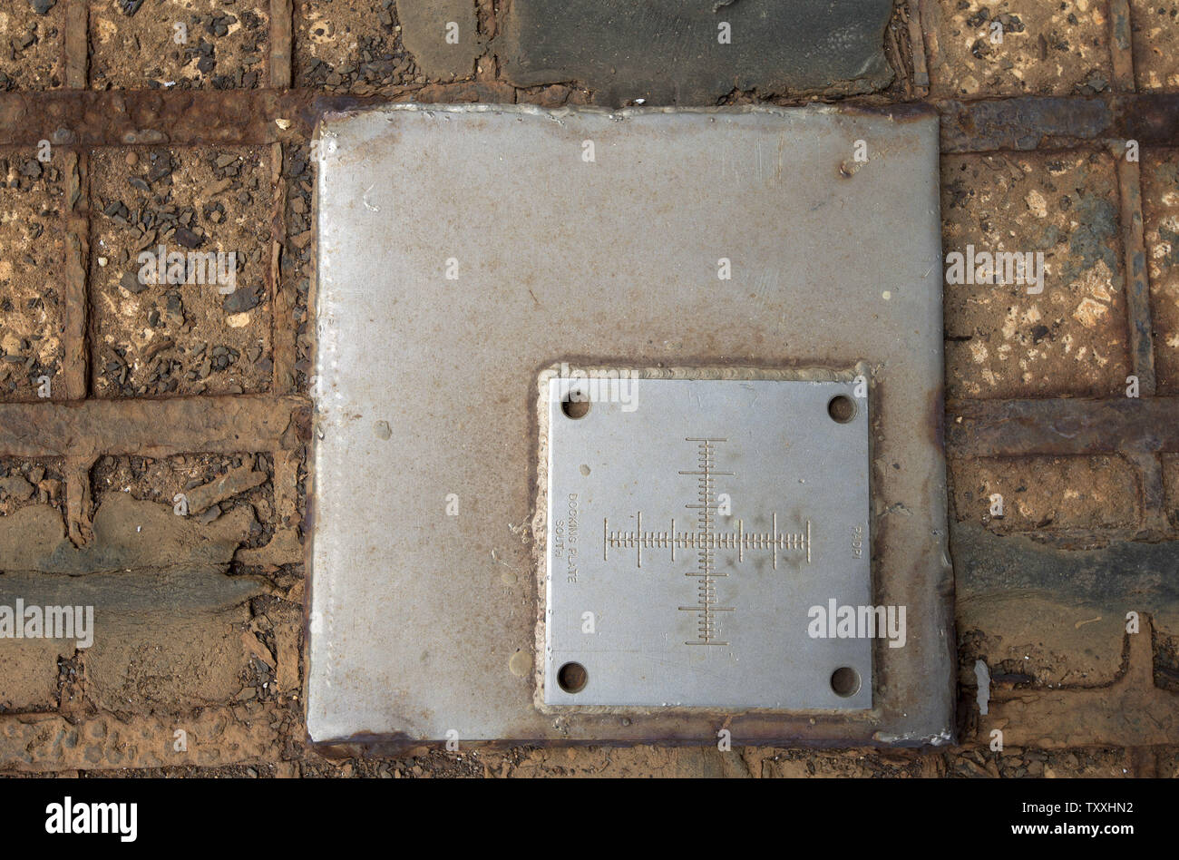 Docking plate hi-res stock photography and images - Alamy