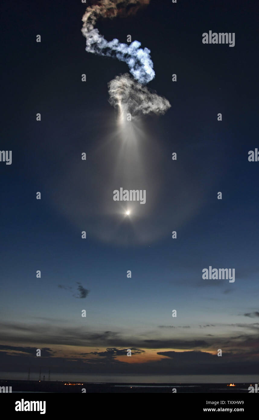 Rocket exhaust plume hi-res stock photography and images - Alamy