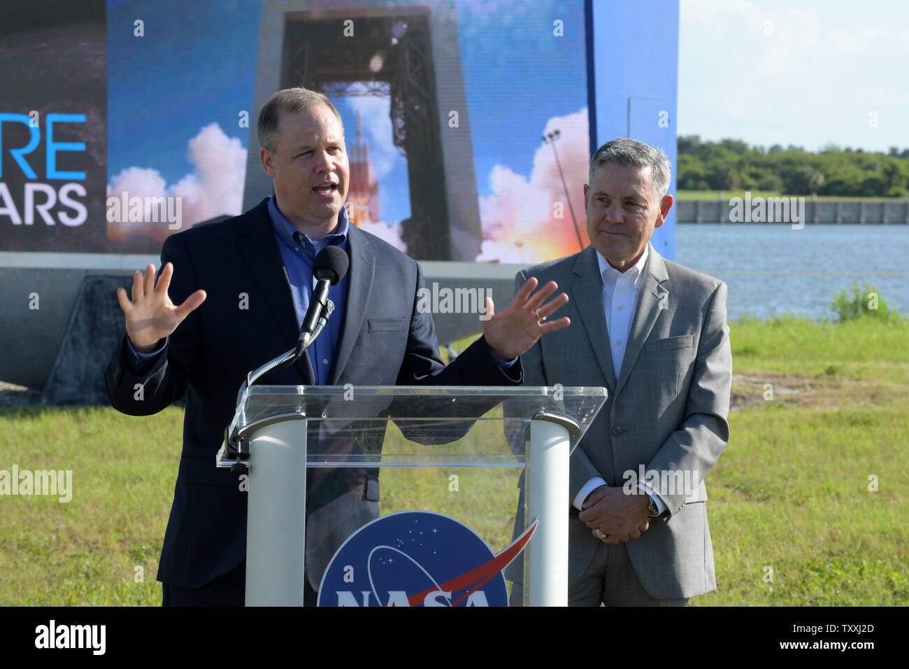 NASA Administrator, Jim Bridenstine (l) and KSC Center Director and ex ...