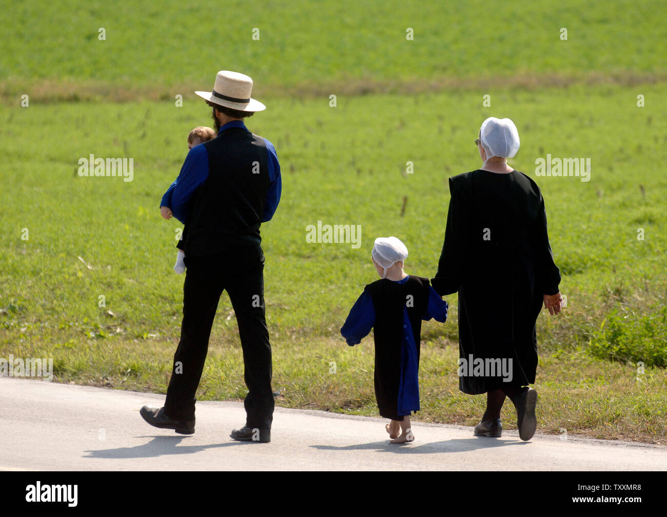 Way to school amish hi-res stock photography and images - Alamy