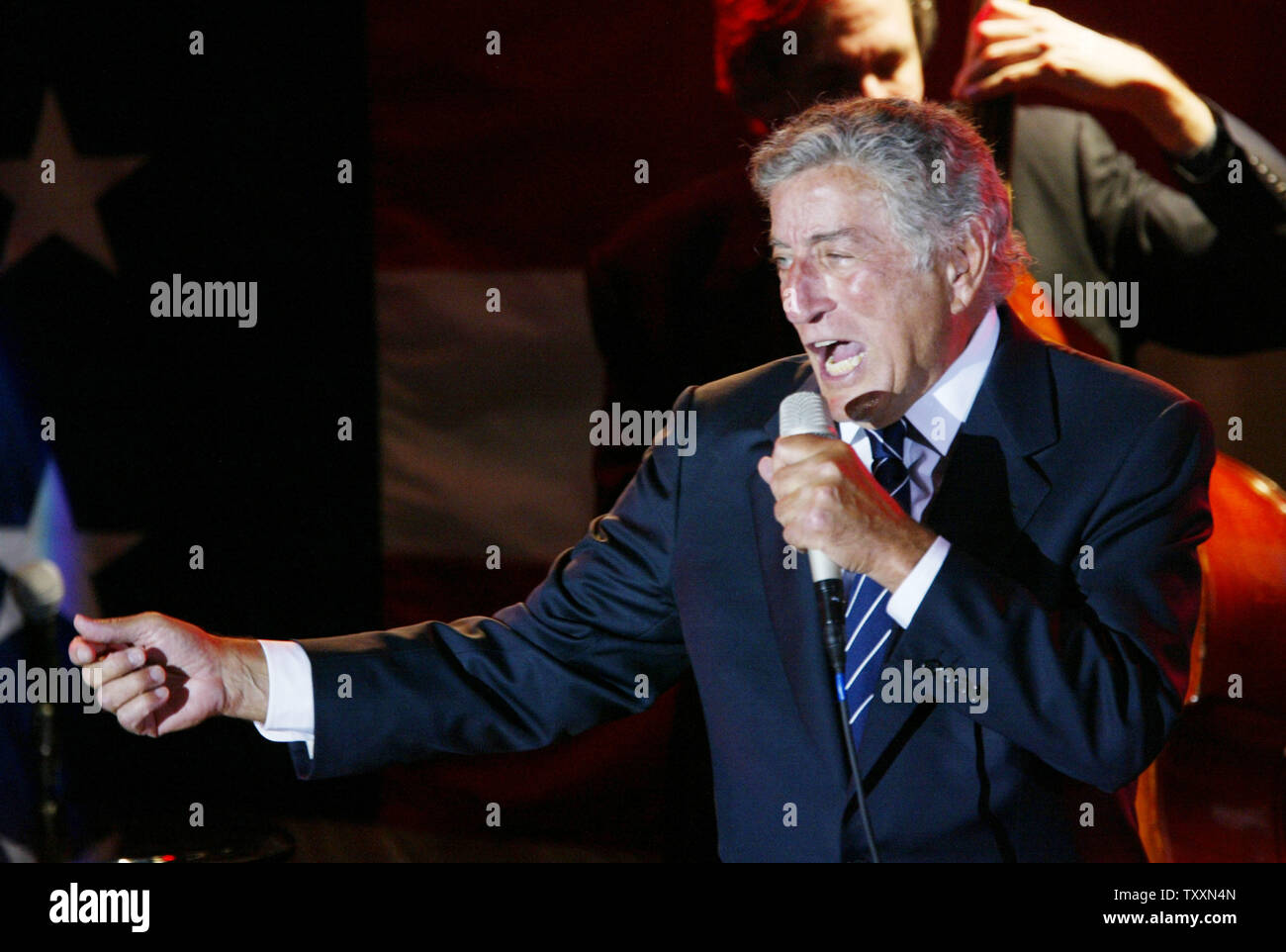 Singer tony bennett sings hi-res stock photography and images - Alamy