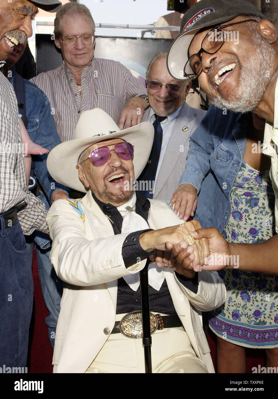 Herb Jeffries, a singing cowboy hero of the silver screen, (C), is ...