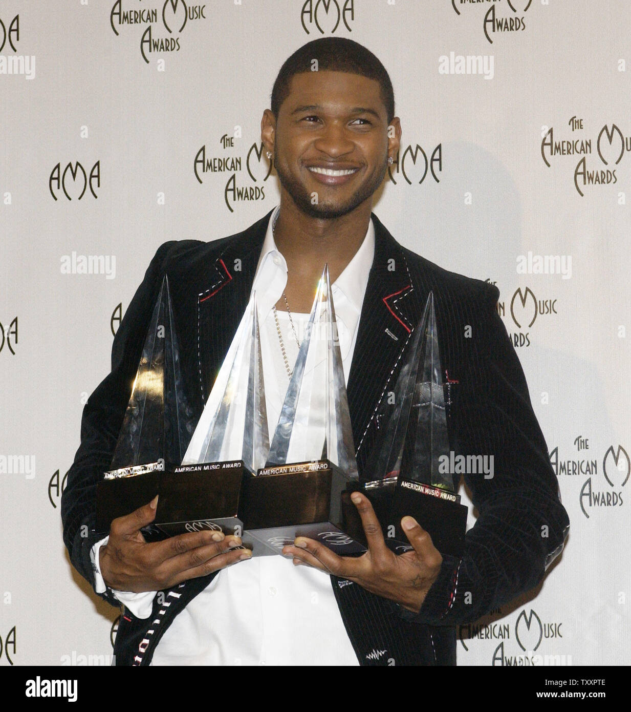 Usher poses backstage with the four awards he garnered at the 32nd ...