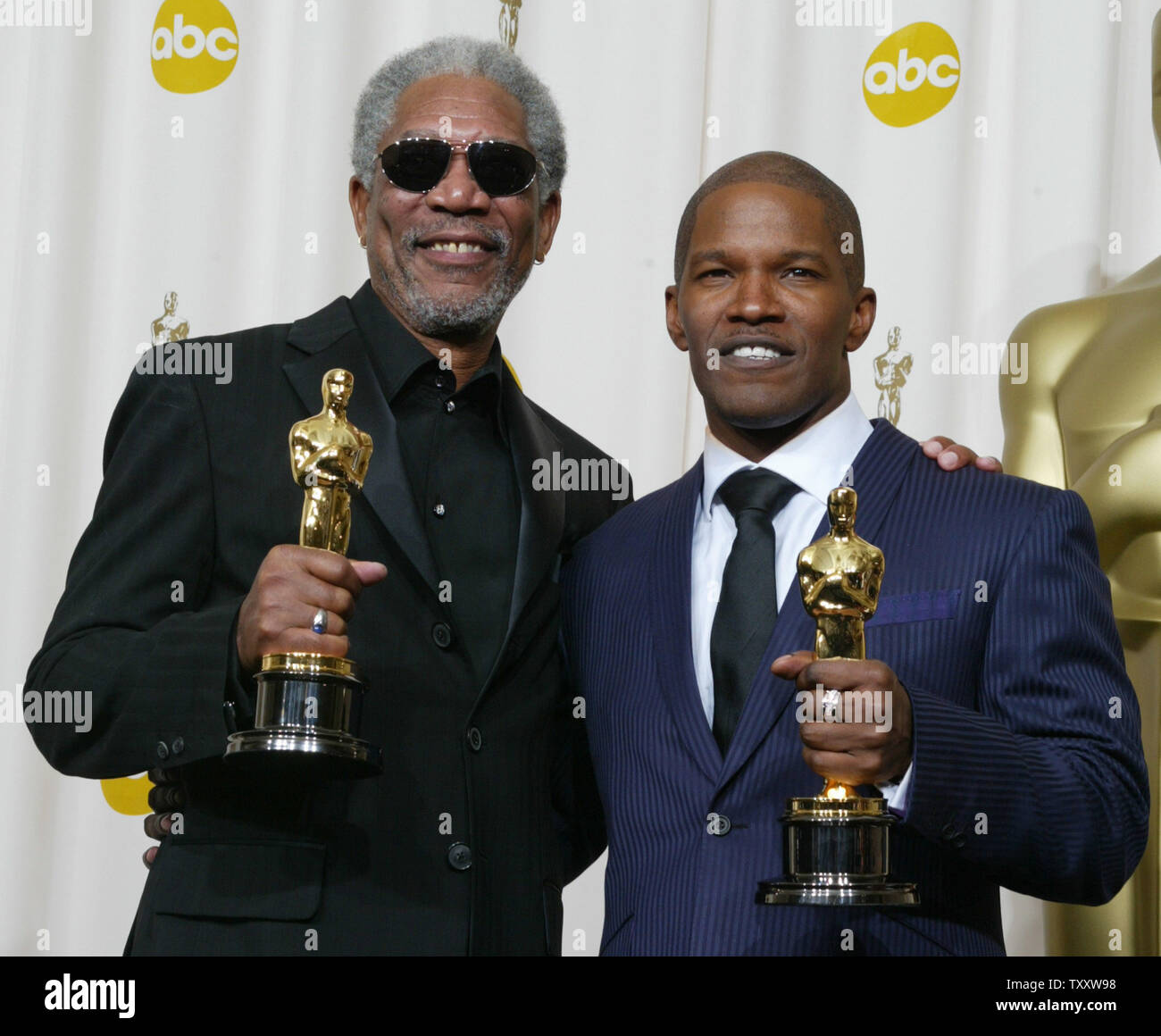 Morgan Freeman and Jamie Foxx show off their Oscars for Best Supporting ...