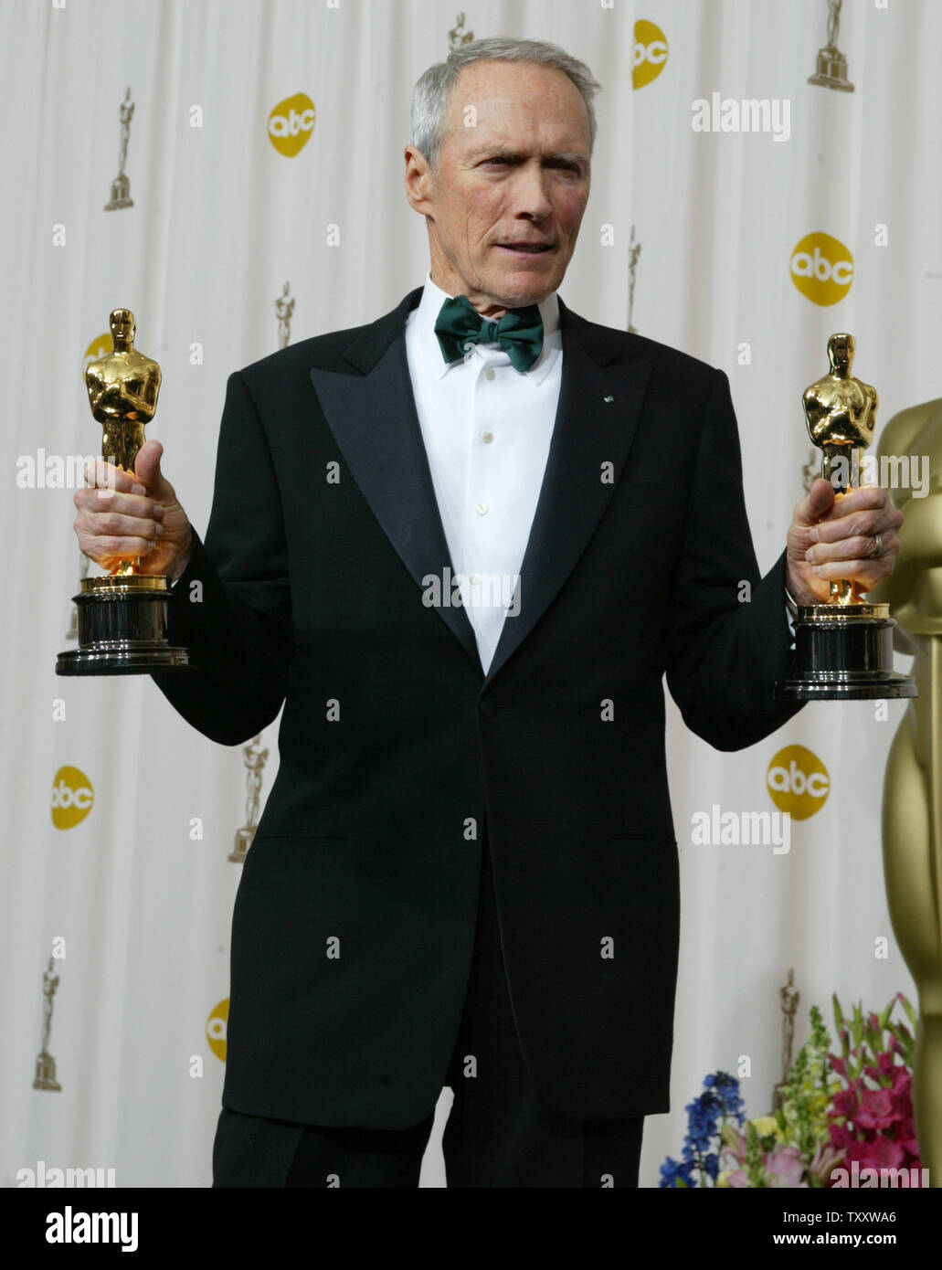 Clint Eastwood shows off the Oscars he won for Best Director and Best ...