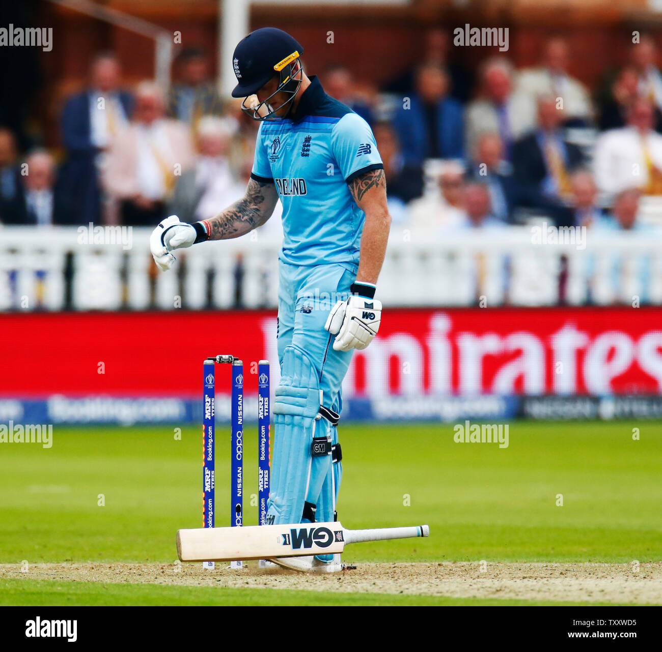 Cricket bat action hi-res stock photography and images - Alamy