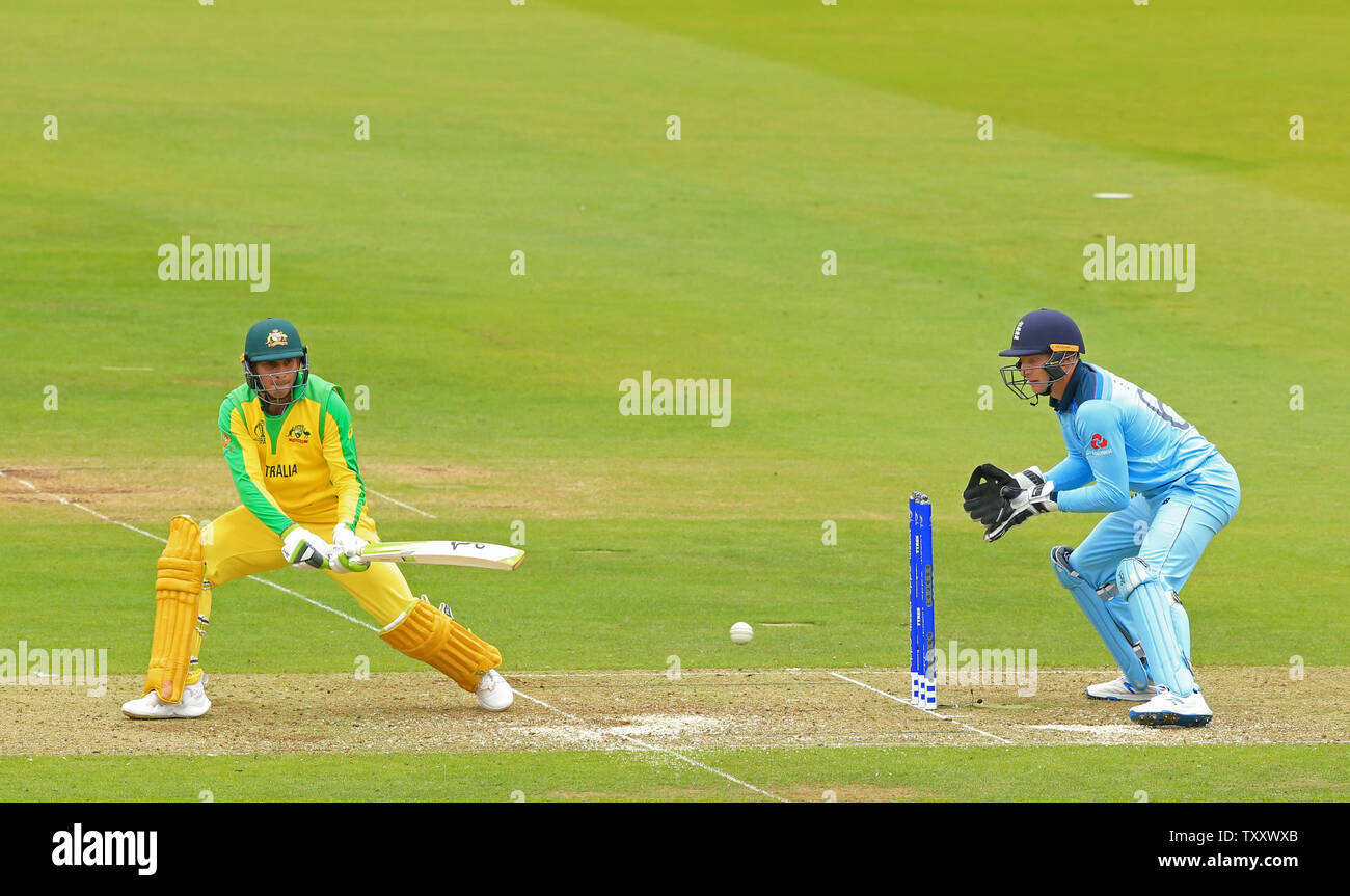 Reverse sweep cricket hi-res stock photography and images - Alamy