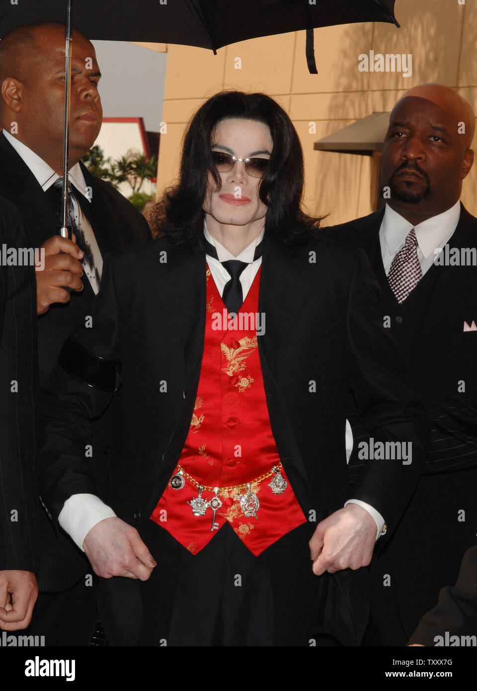Entertainer Michael Jackson arrives for the funeral of attorney Johnnie ...