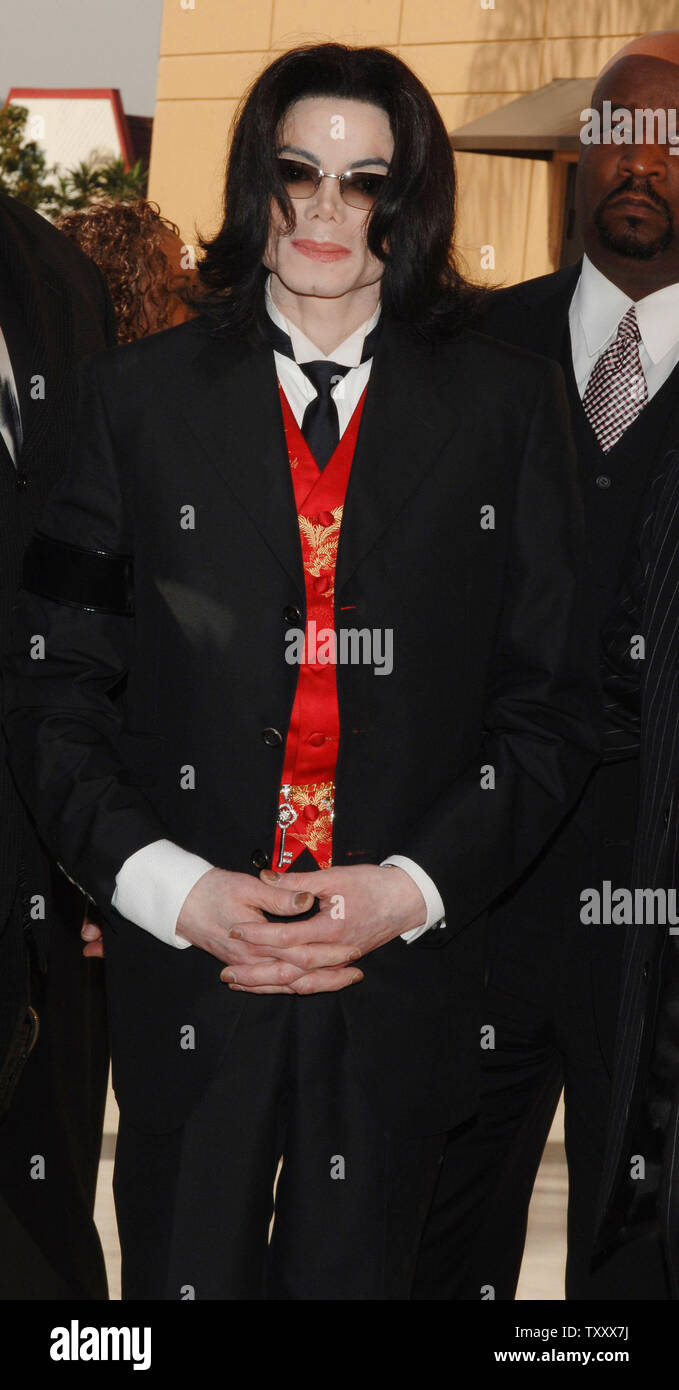 Entertainer Michael Jackson arrives for the funeral of attorney Johnnie ...