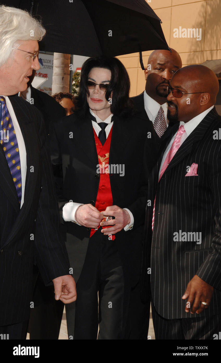 Entertainer Michael Jackson arrives for the funeral of attorney Johnnie ...