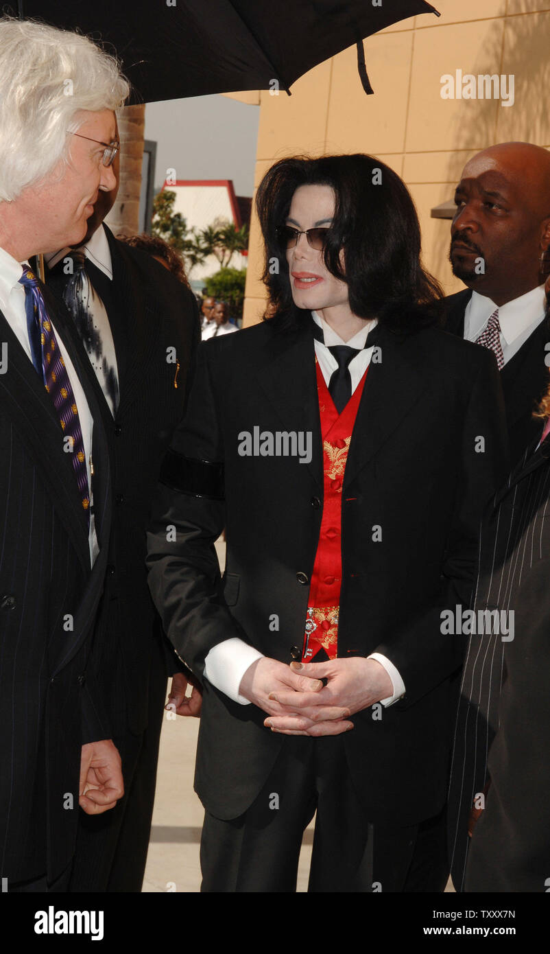 Entertainer Michael Jackson arrives for the funeral of attorney Johnnie ...