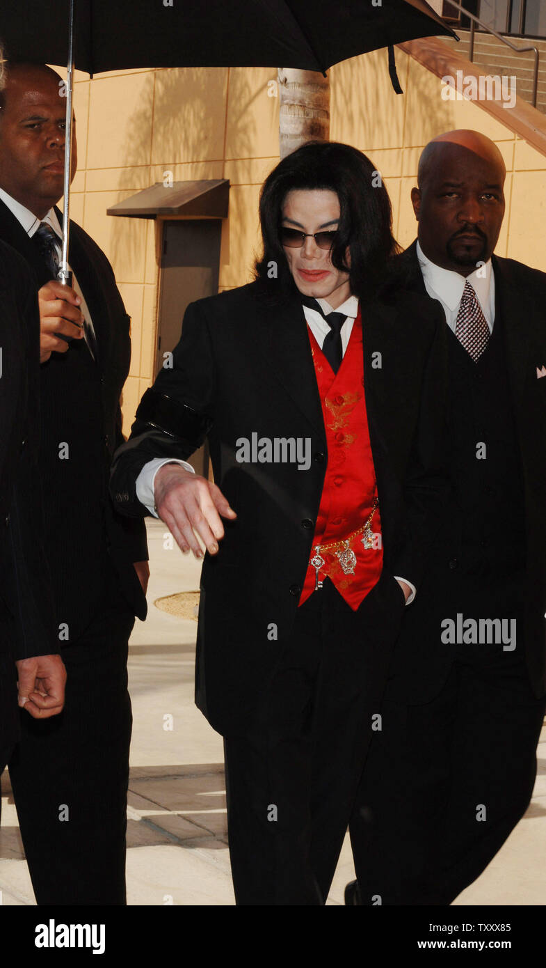 Entertainer Michael Jackson arrives for the funeral of attorney Johnnie ...