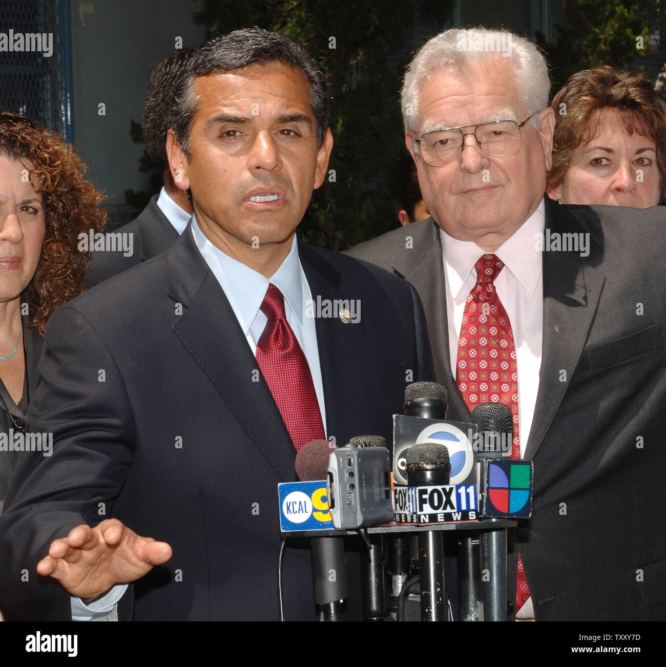 Los Angeles Mayor-elect Antonio Villaraigosa (L) speaks with reporters ...