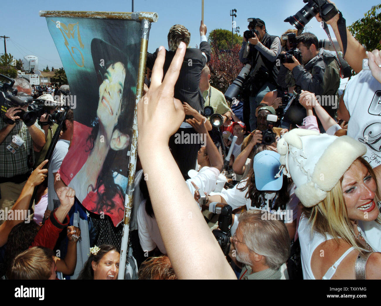 Michael jackson 2005 verdict hi-res stock photography and images - Alamy
