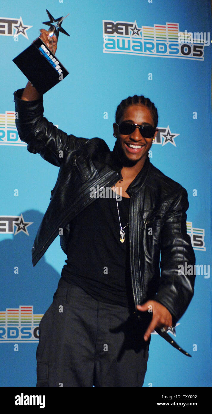 Hip Hop artist Omarion appears backstage with the Viewers Choice award ...