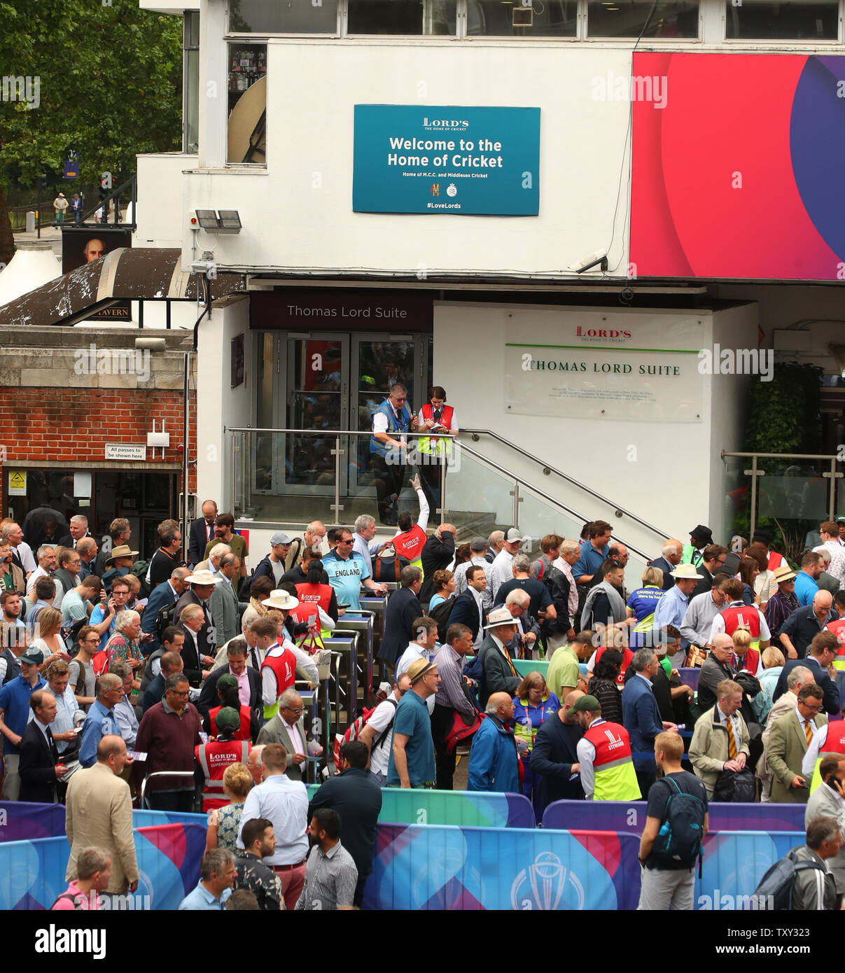 Lords cricket ground pavilion hi-res stock photography and images - Alamy