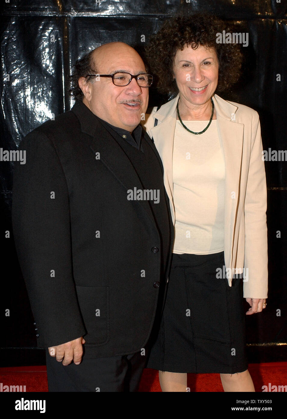 Danny devito and rhea perlman hi-res stock photography and images - Alamy
