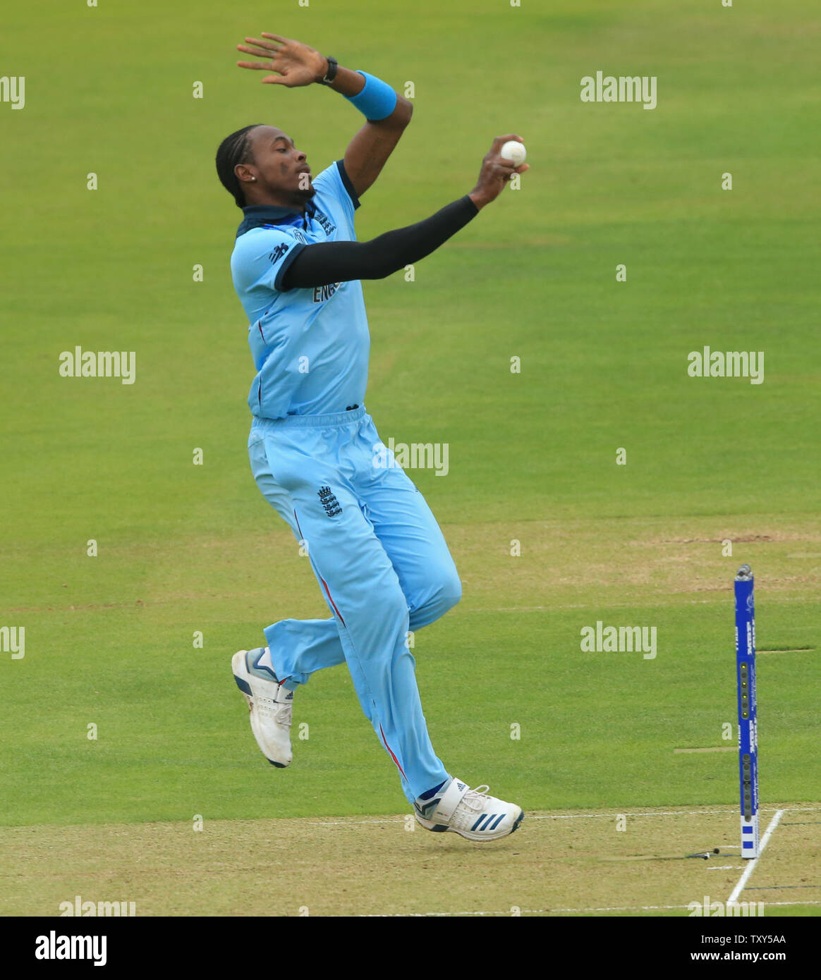 Bowler jofra archer hi-res stock photography and images - Alamy