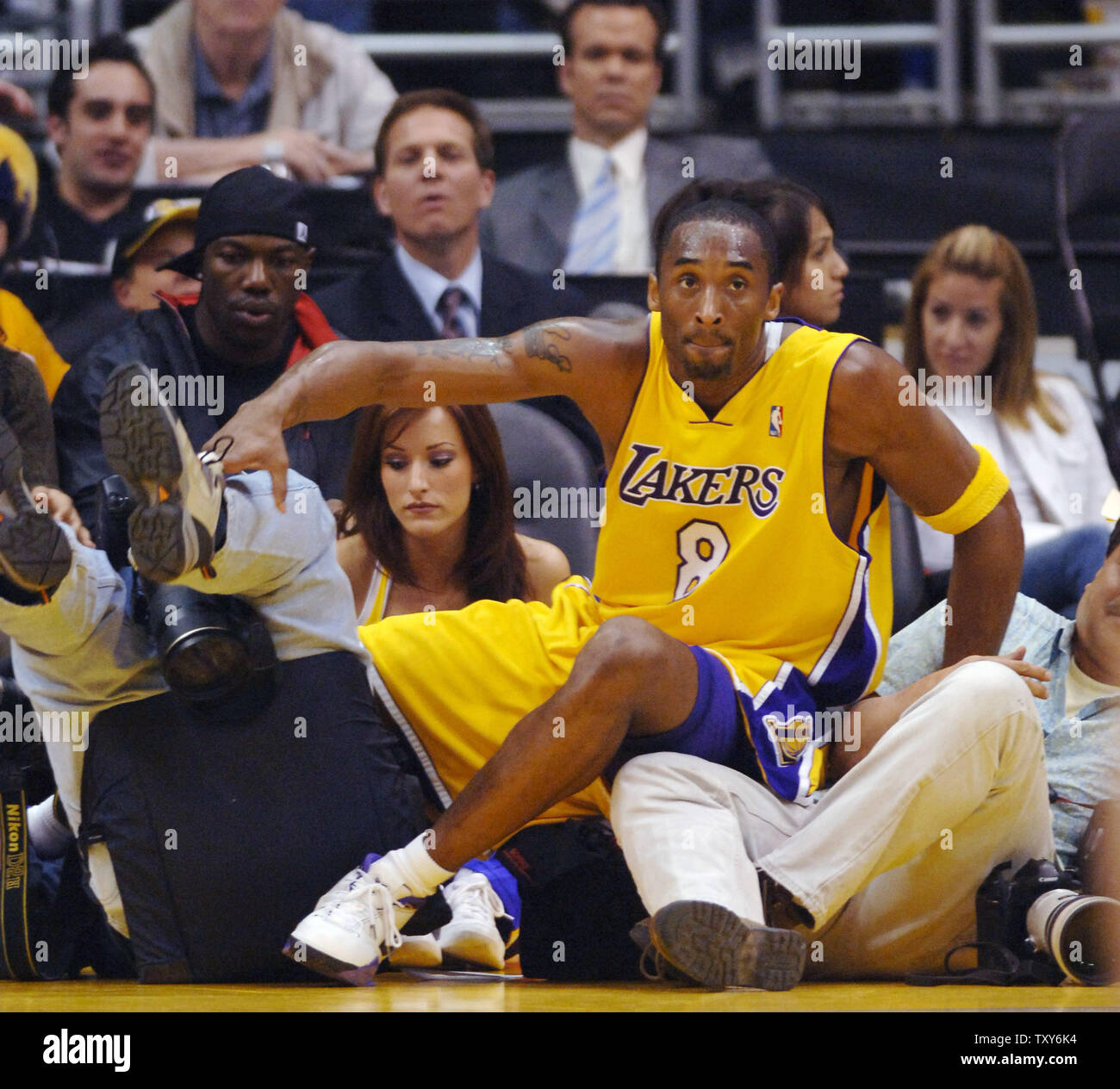 Los angeles lakers kobe falls hi-res stock photography and images - Alamy