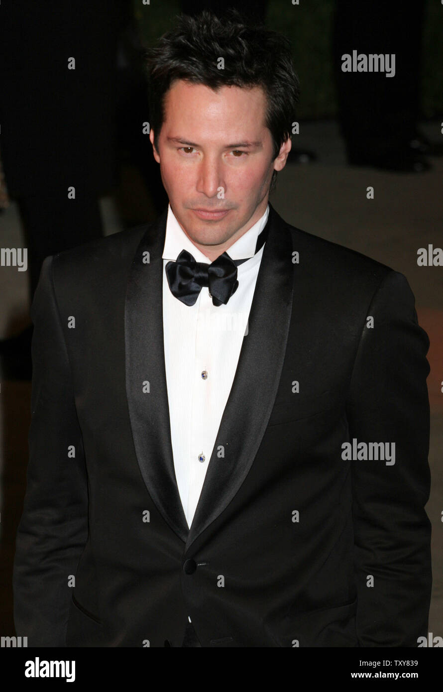 Actor Keanu Reeves arrives on the red carpet at the Vanity Fair Oscar ...