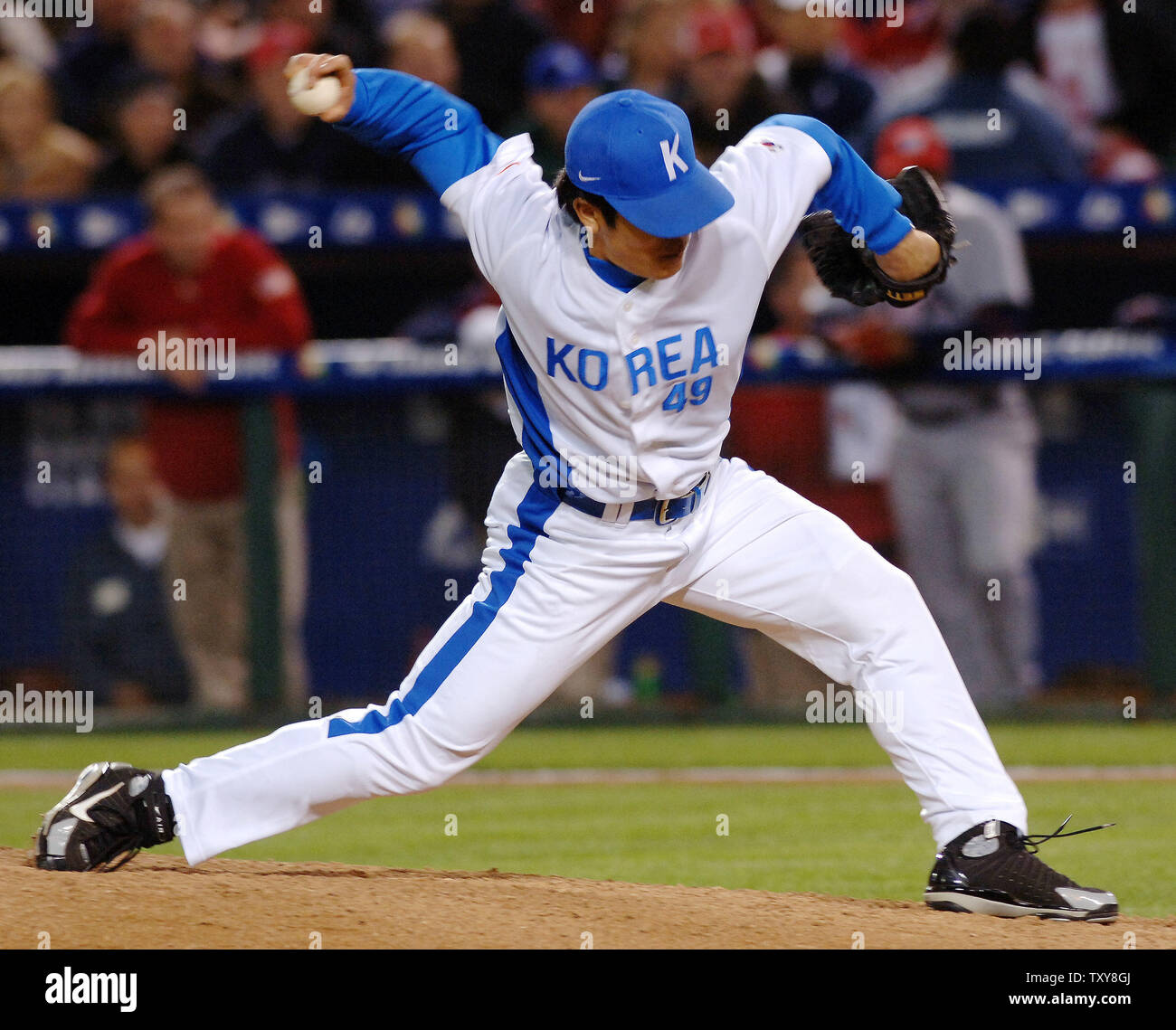 Pitcher Kim Byung-Hyun of Team Korea winds up to deliver against Team ...