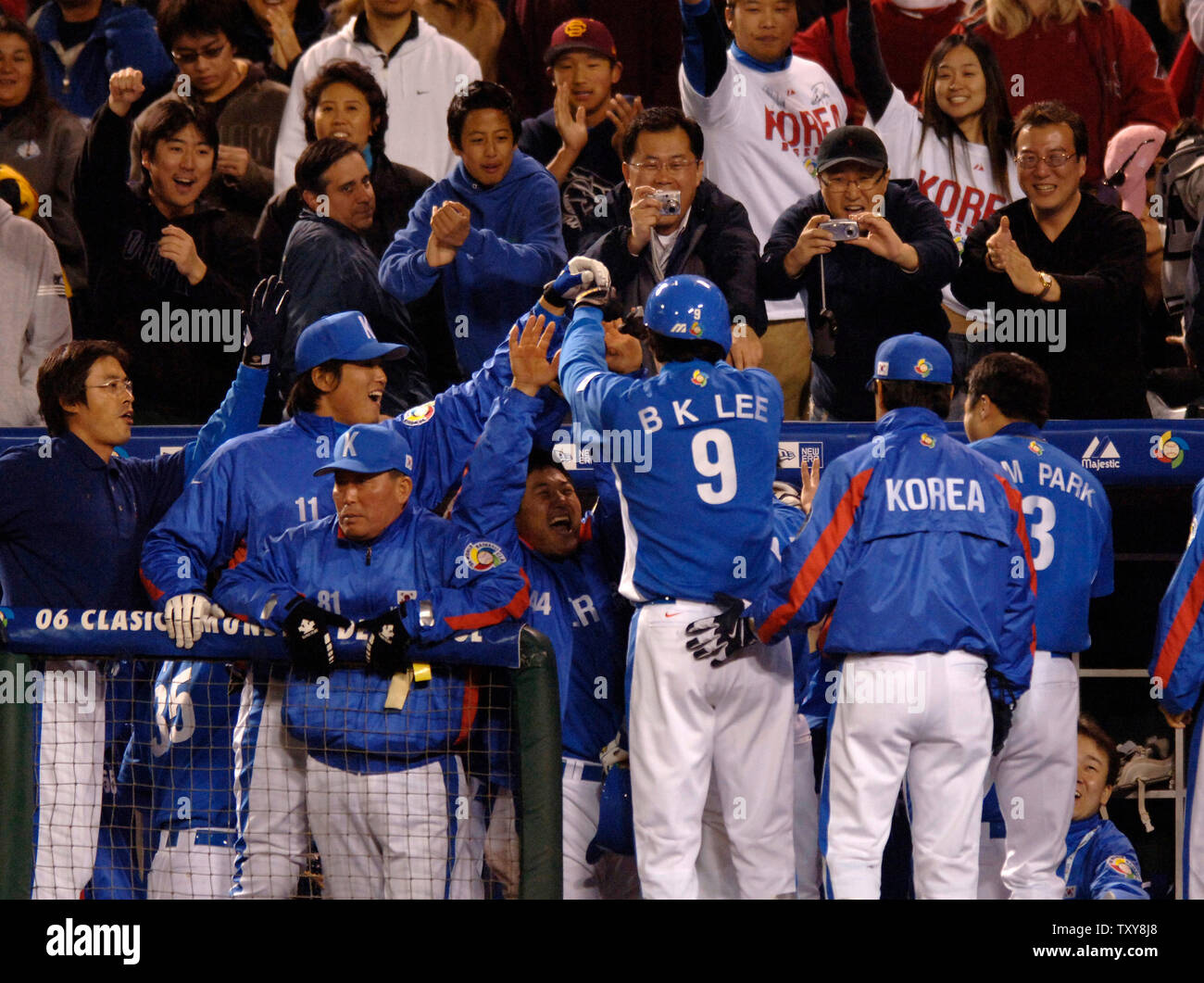 Kim jong kyu hi-res stock photography and images - Alamy