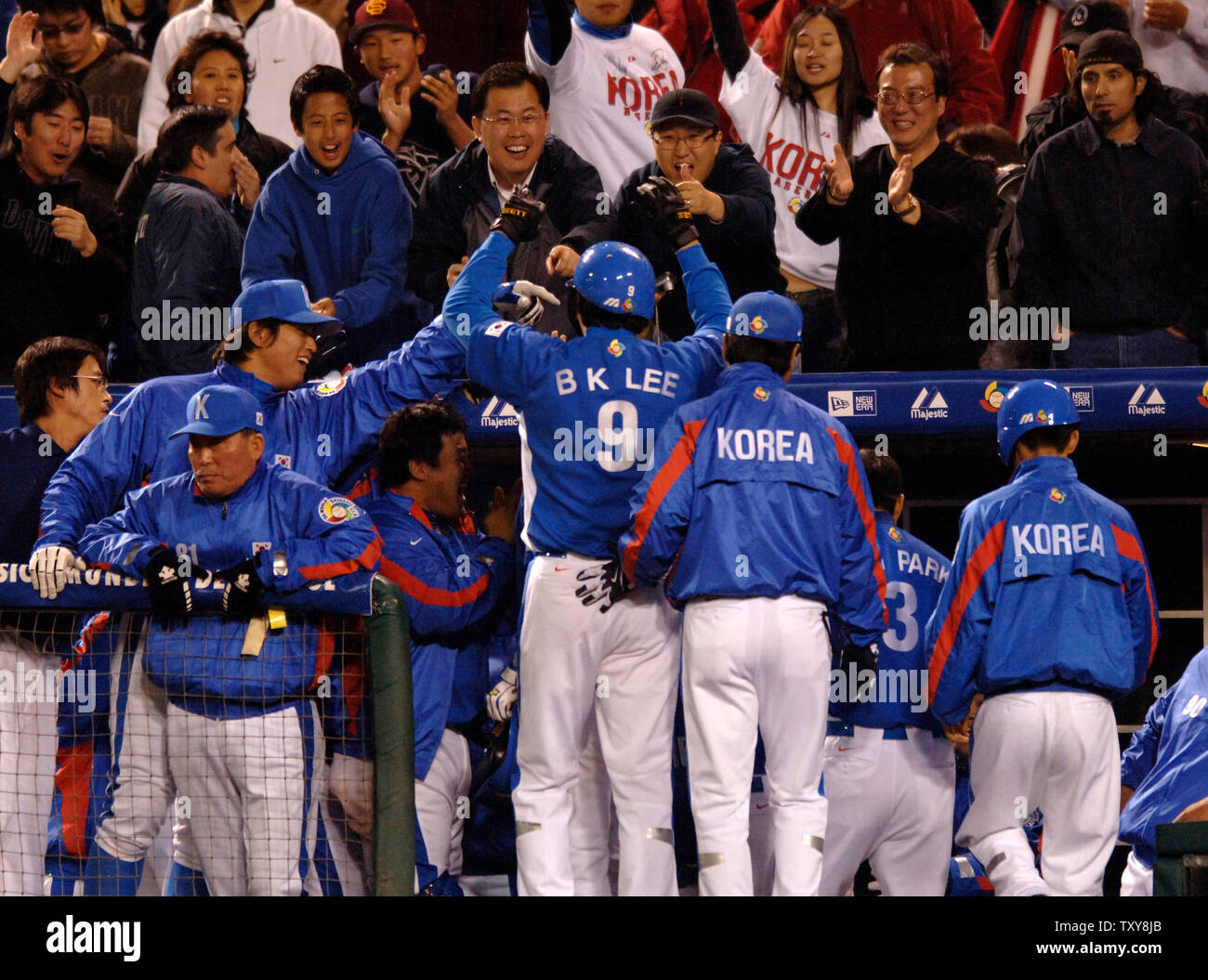 Kim jong kyu hi-res stock photography and images - Alamy