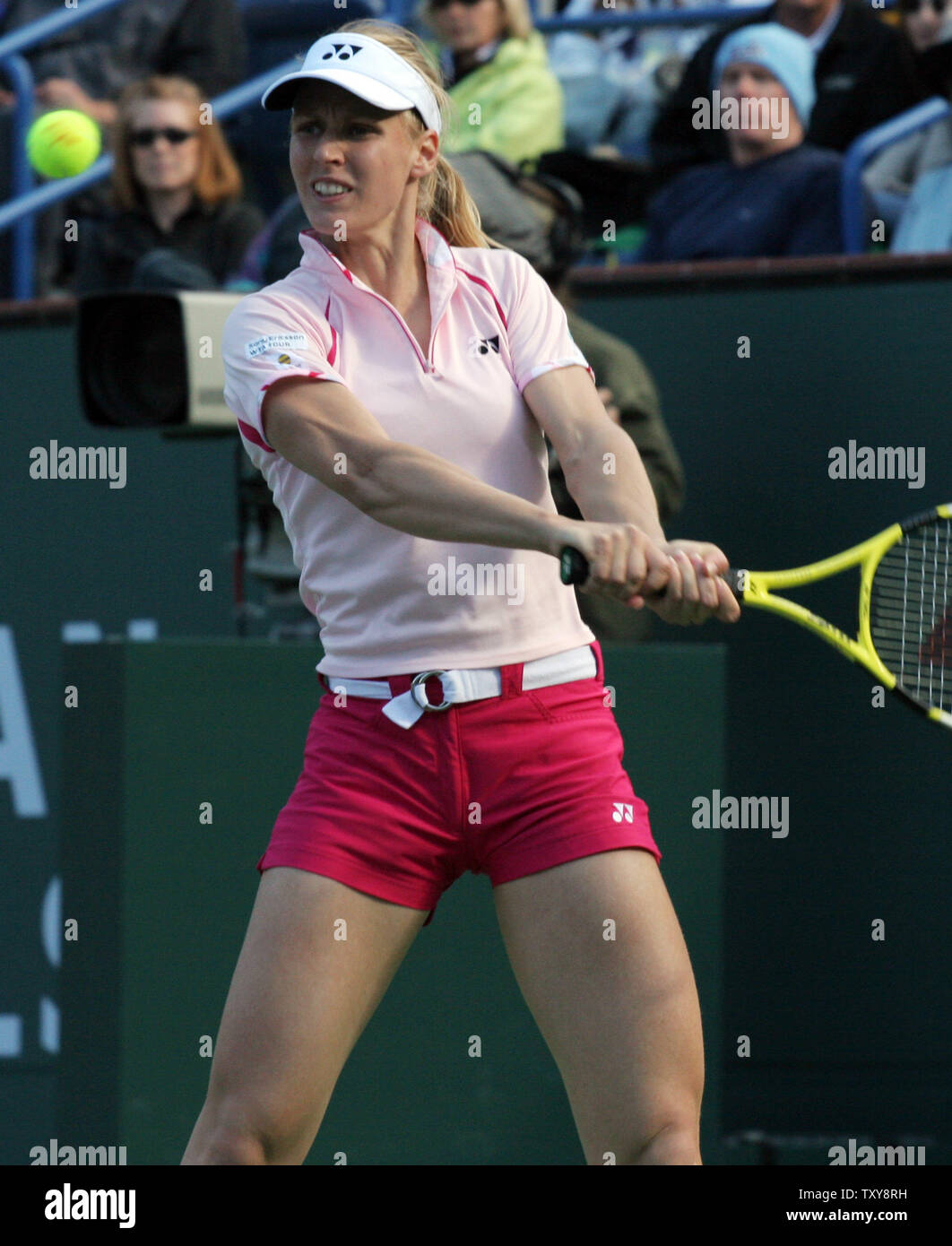 Elena Dementieva prepares a backhand during her match with Maria ...