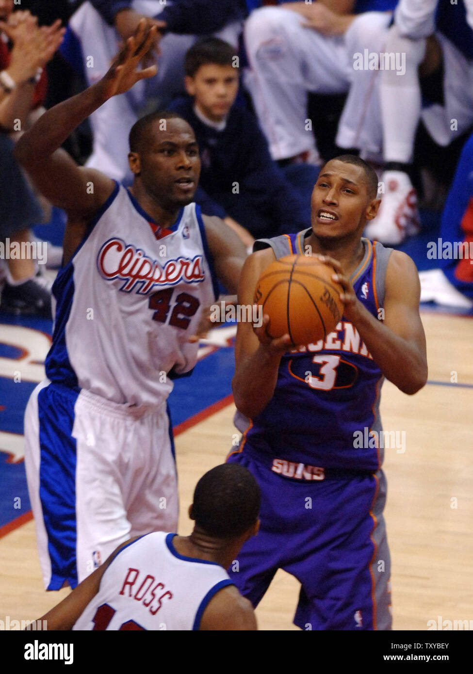Phoenix Suns' Boris Diaw looks to score on Los Angeles Clippers Elton ...