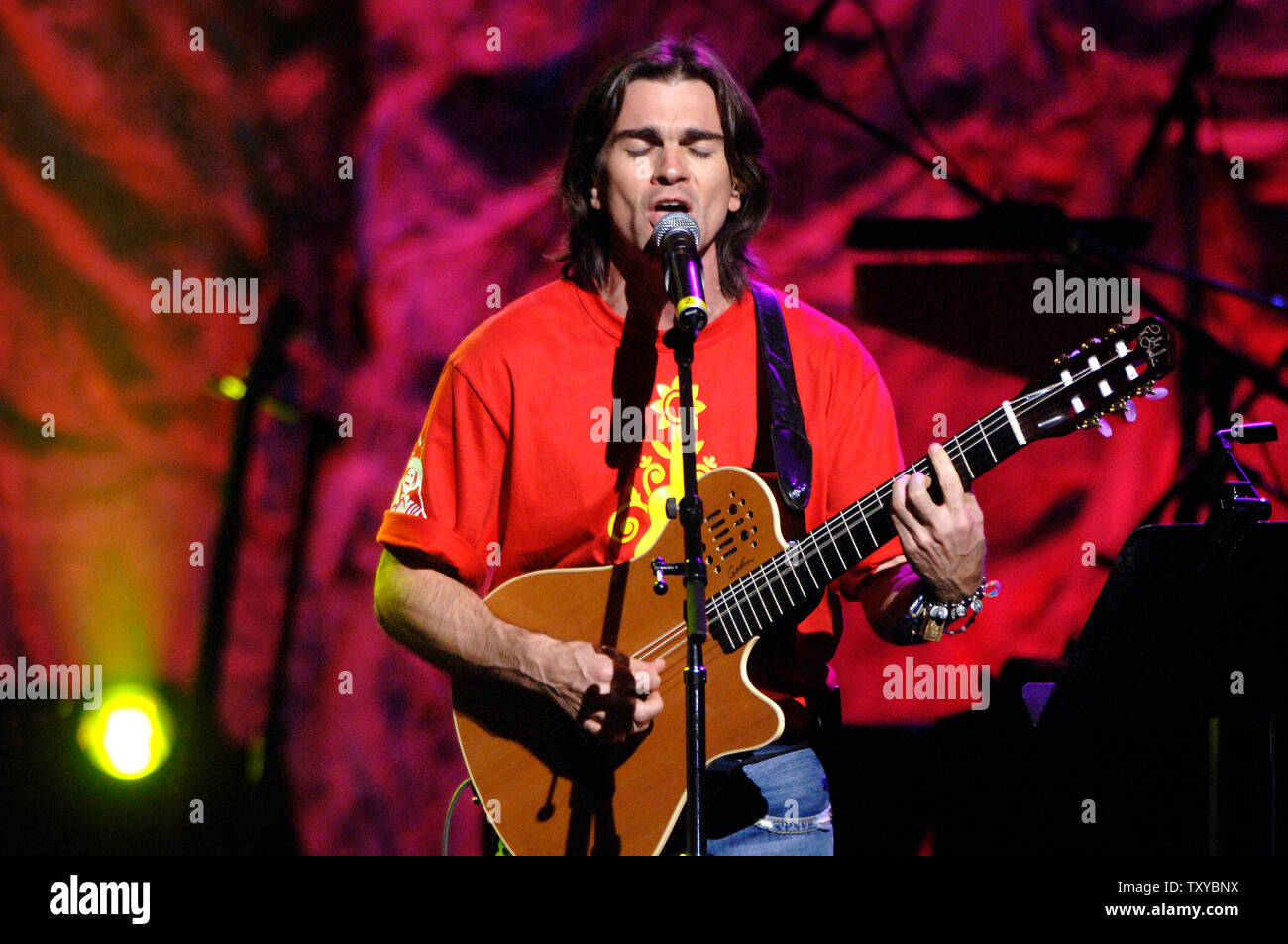 Juanes performs at the 'Colombia Sin Minas' concert to benefit children ...