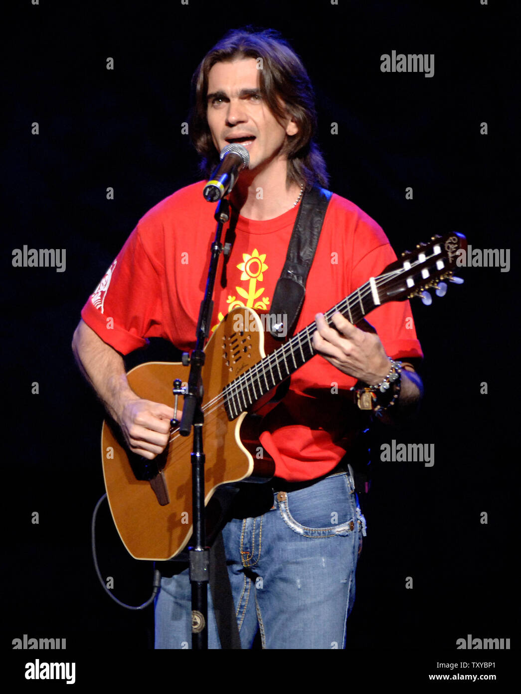 Juanes performs at the 'Colombia Sin Minas' concert to benefit children ...