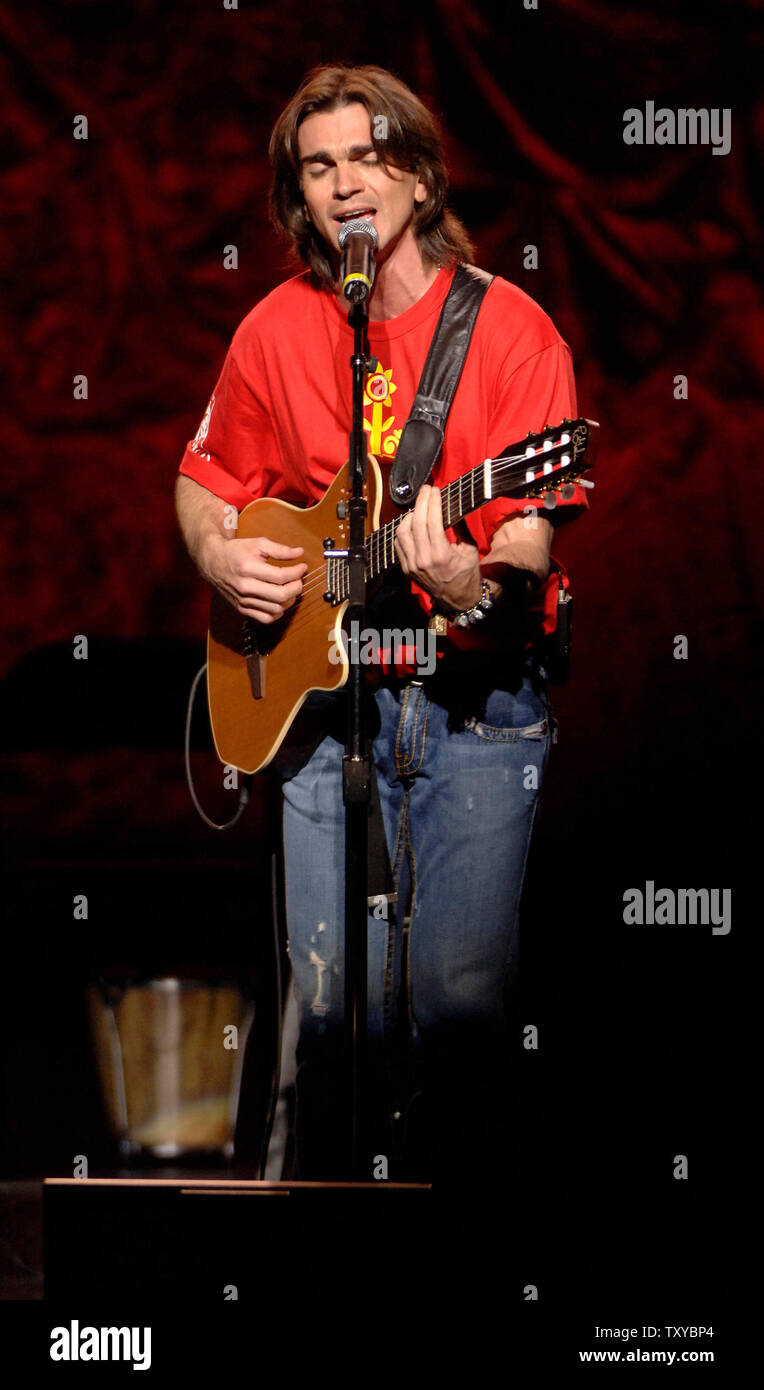 Juanes performs at the 'Colombia Sin Minas' concert to benefit children ...